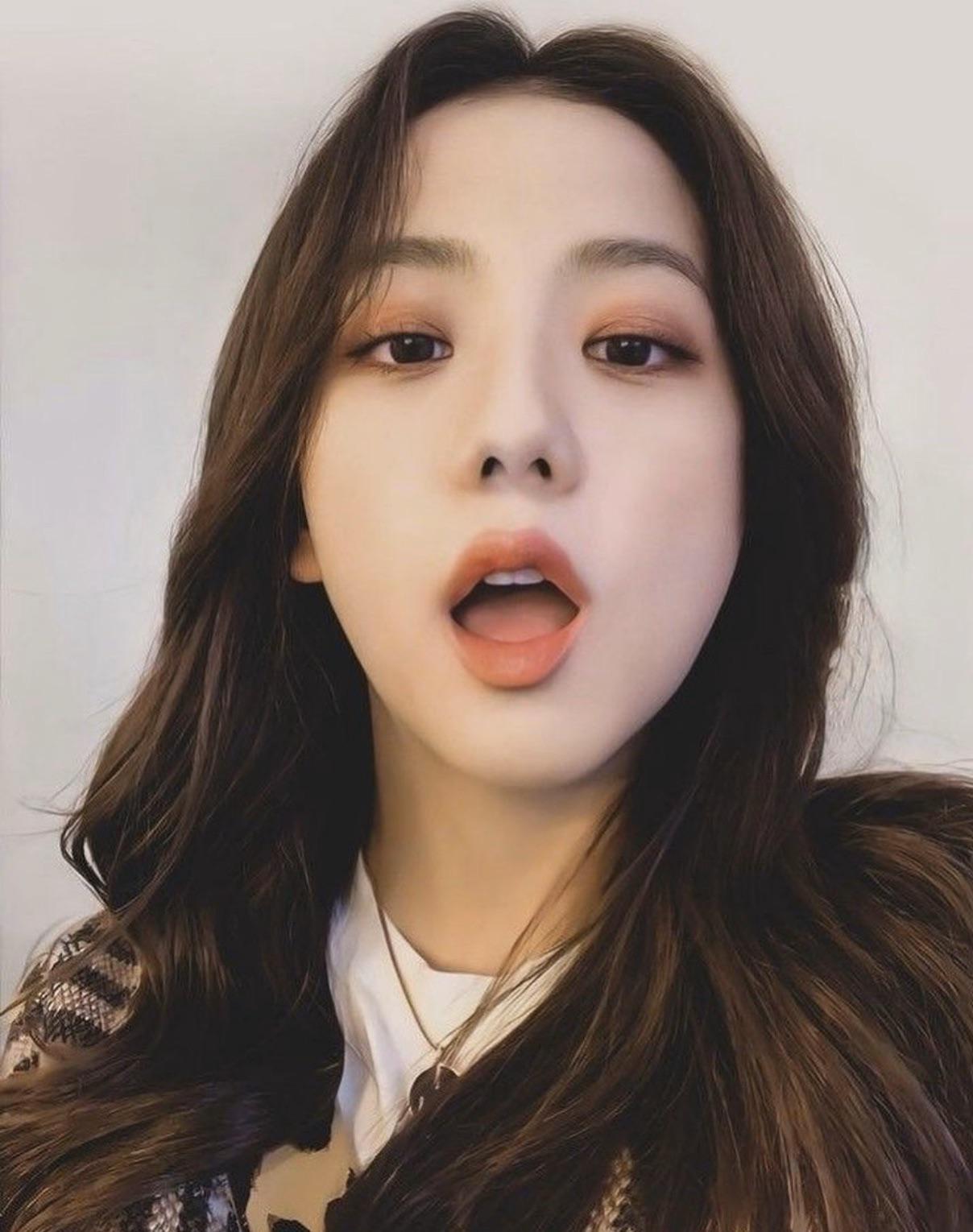 Jisoo waiting for your loads | Scrolller