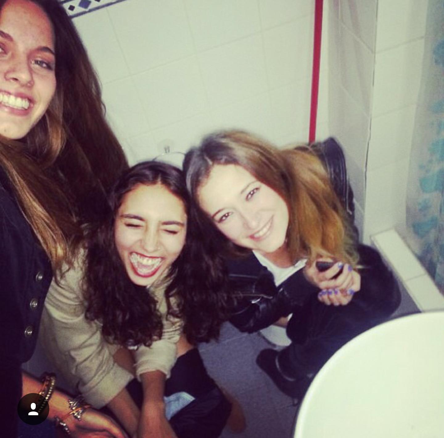 Double pee | Scrolller