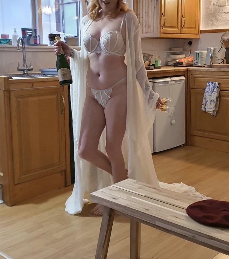 Drinks for 2..... [F] | Scrolller