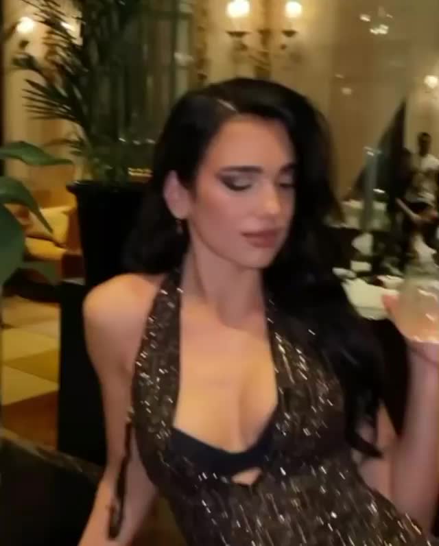 Dua Lipa | Scrolller