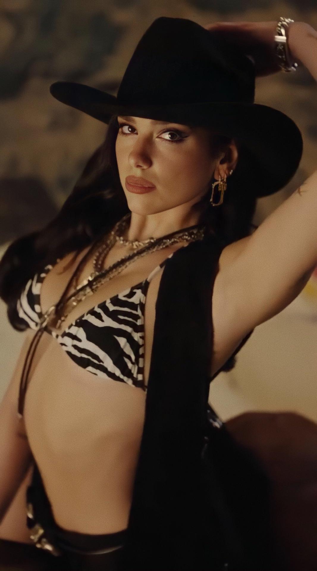 Dua Lipa | Scrolller