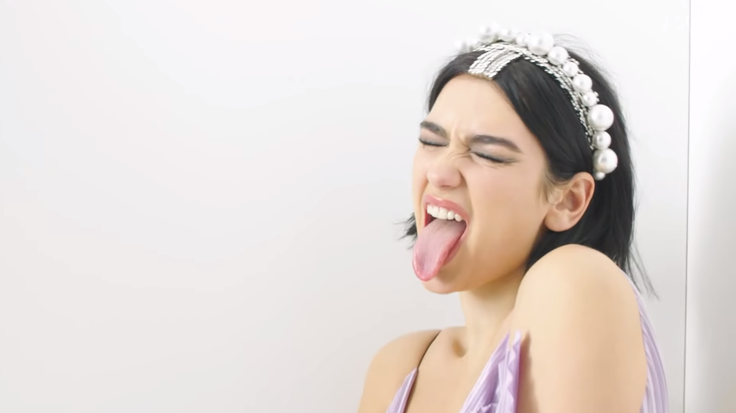 Dua Lipa | Scrolller