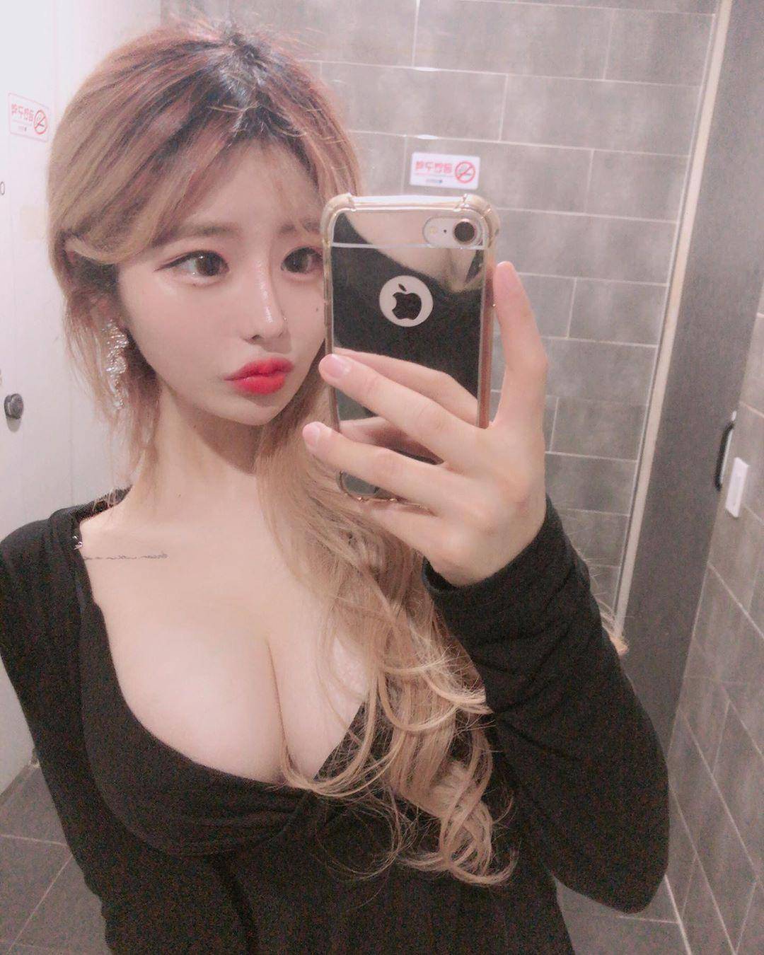 Duckface | Scrolller