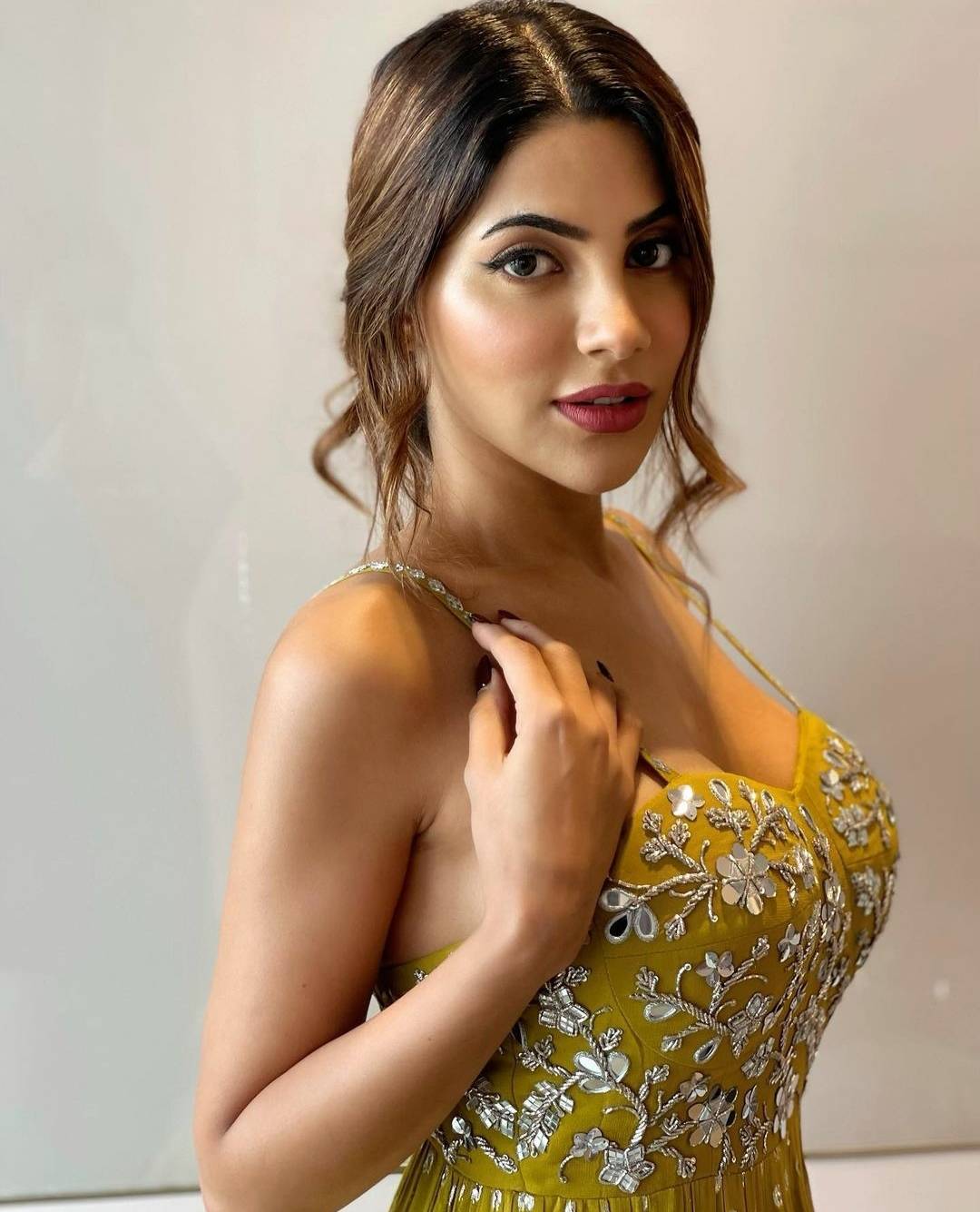 Dumb but hot - Nikki Tamboli | Scrolller