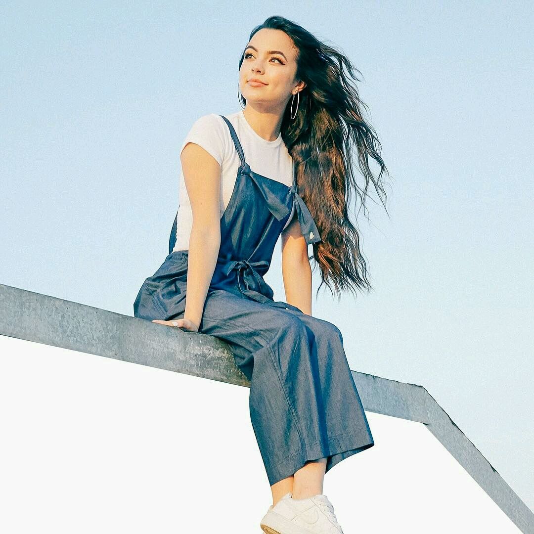 Easy breezy - Vanessa | Scrolller