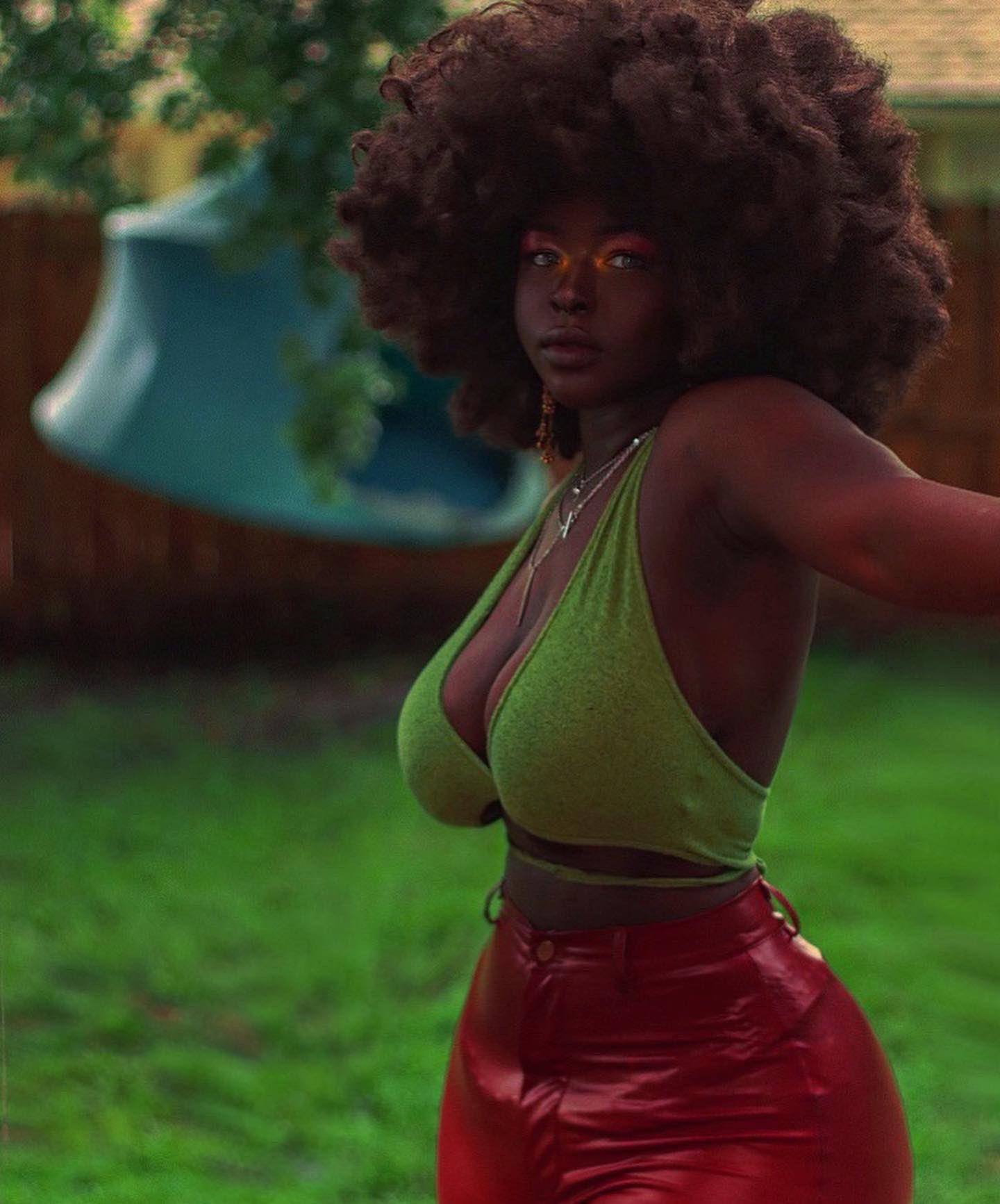 Ebony Breeding Goddess | Scrolller