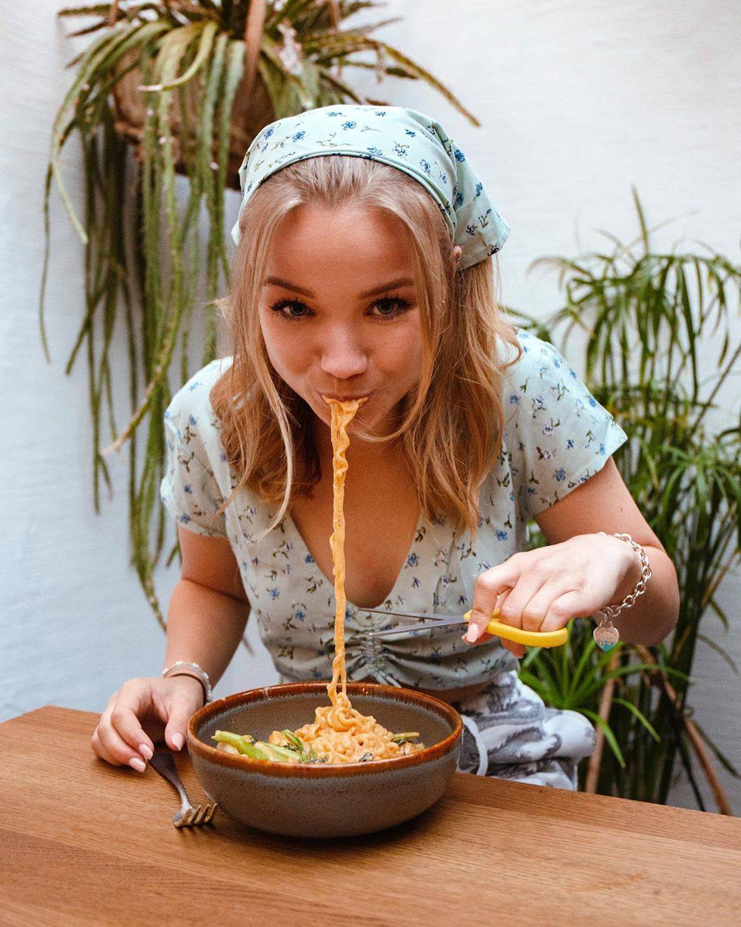 Einer muss Julia mal essen beibringen | Scrolller