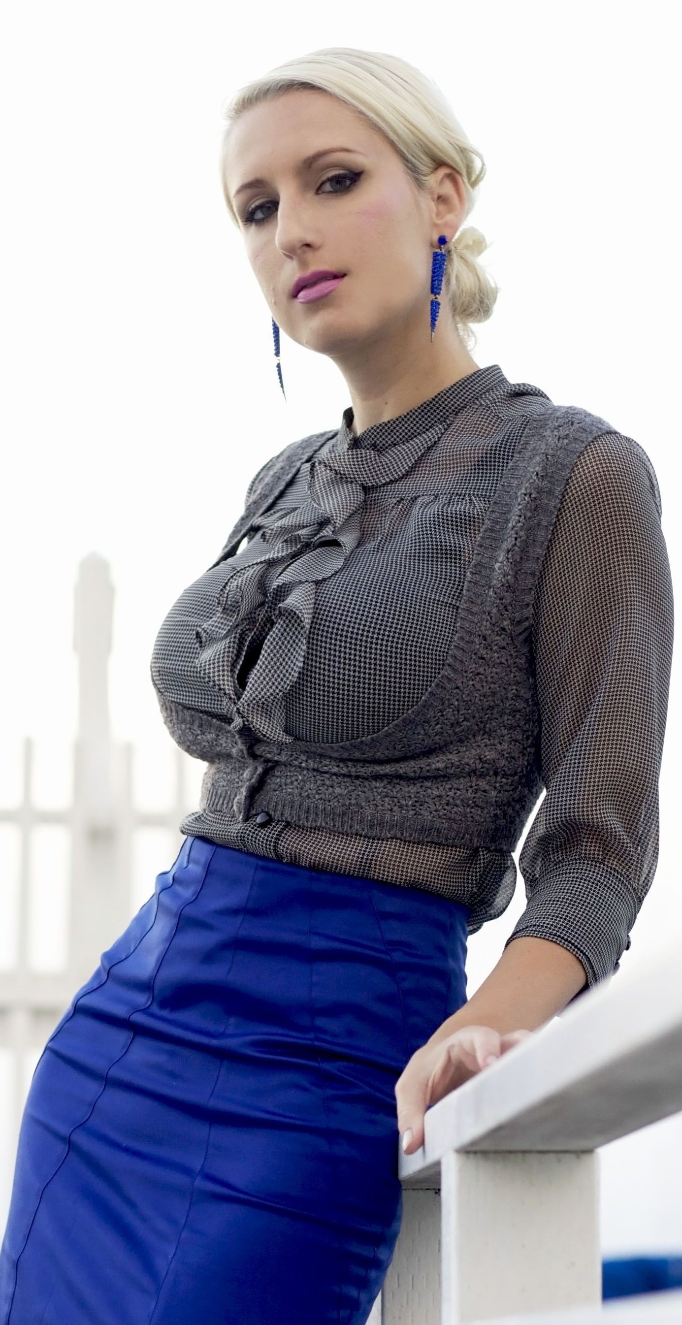 Elegant Busty Blond | Scrolller