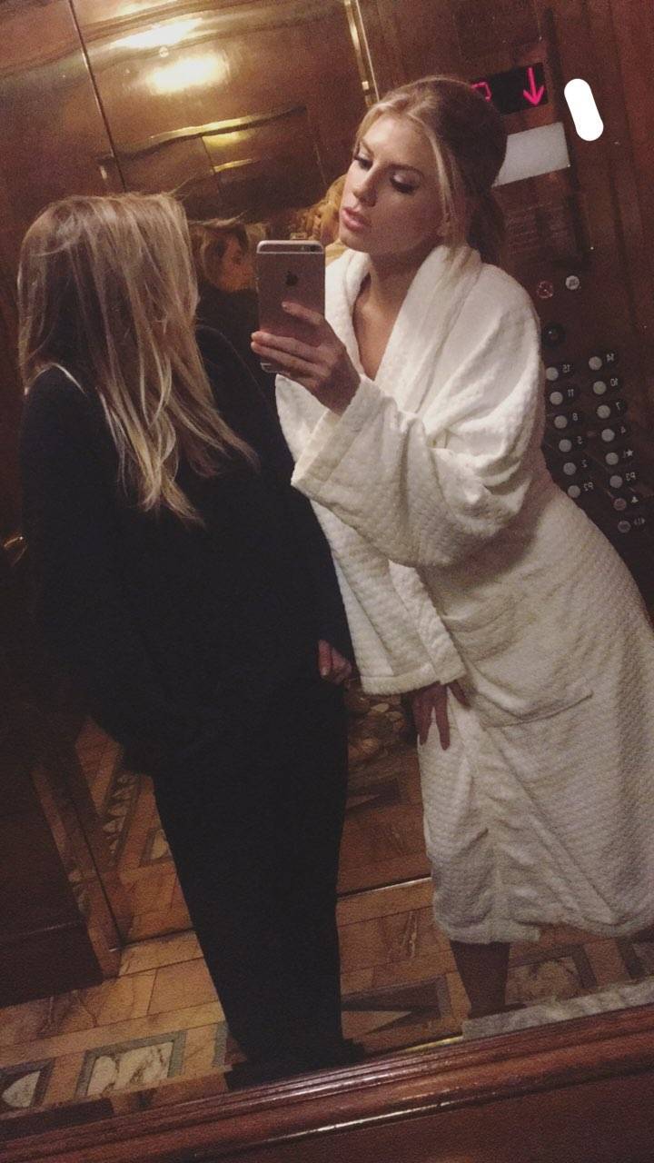 Elevator Selfie | Scrolller