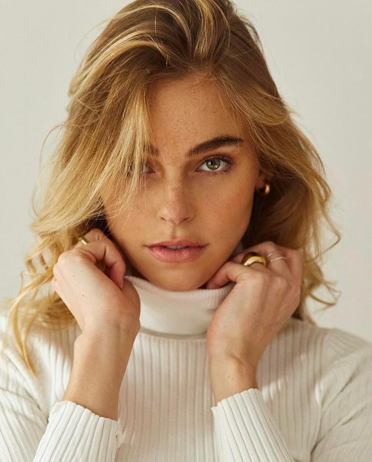 Elizabeth Turner [irtr] Scrolller