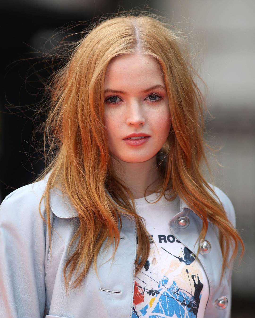 Ellie Bamber Scrolller
