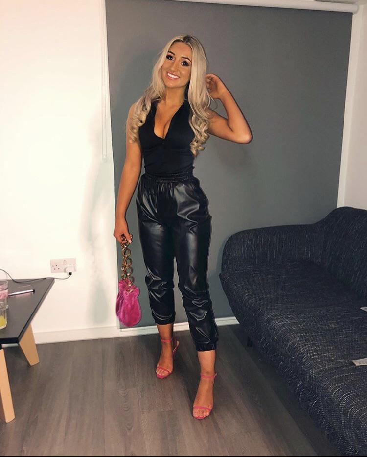 Ellie with shiny legs and heels | Scrolller