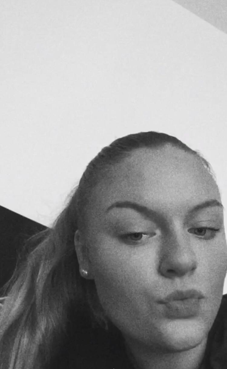 Emi 💦 | Scrolller