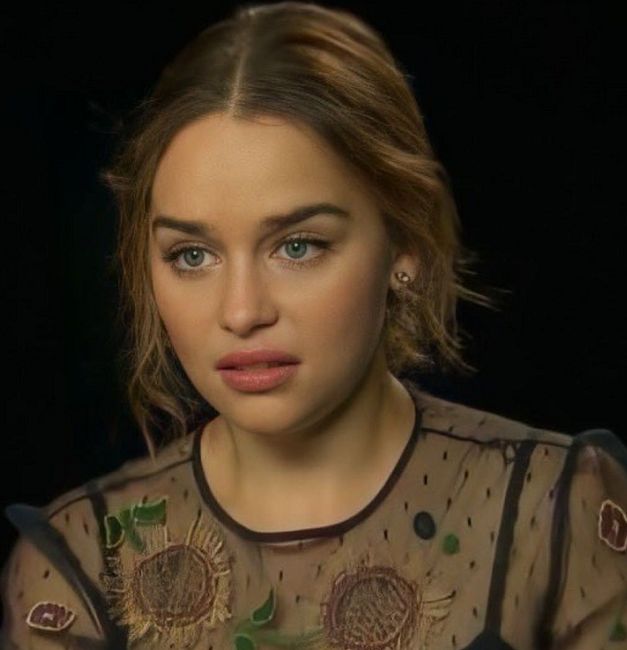 Emilia Clarke slightly irritated | Scrolller