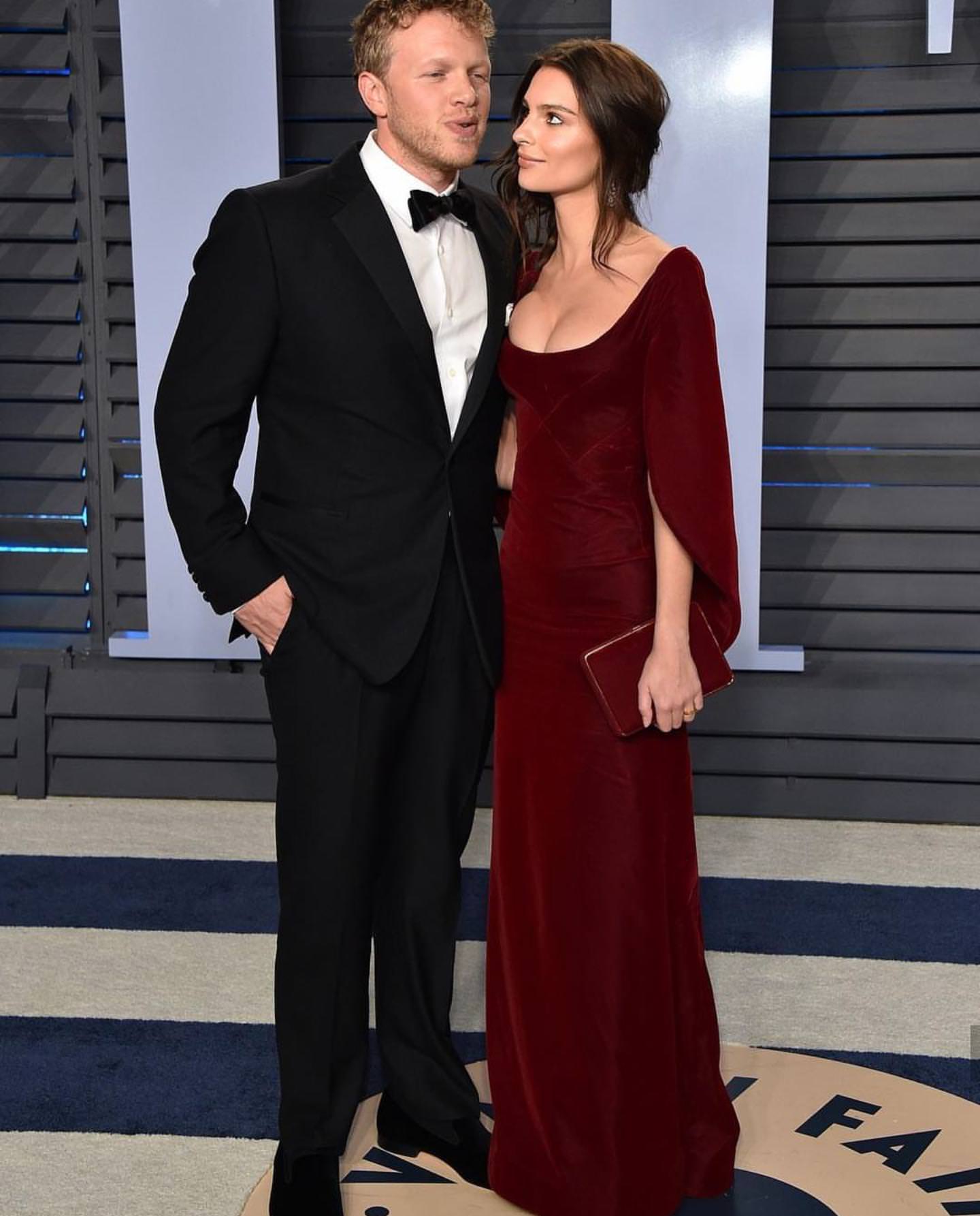 Emily Ratajkowski mirin her husband at the Oscars | Scrolller