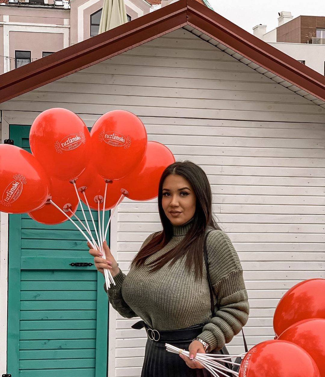 Emina Jahić | Scrolller