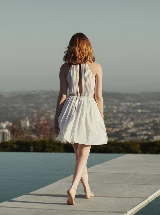 Emma Stone walking barefoot | Scrolller