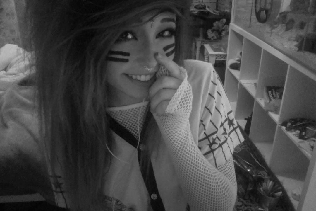 Emo belle | Scrolller