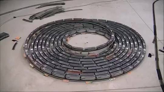 Endless Bi-directional Model Train Spiral [x-post /r/gifs] | Scrolller