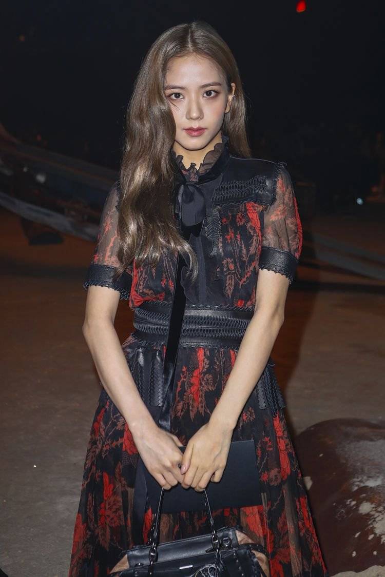 Epic Jisoo | Scrolller