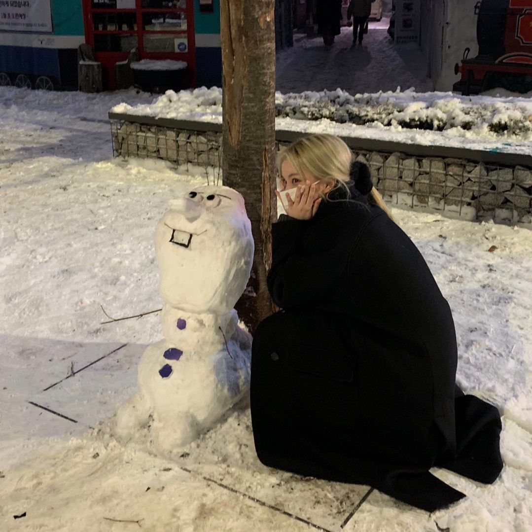 Eunha builds an olaf. | Scrolller