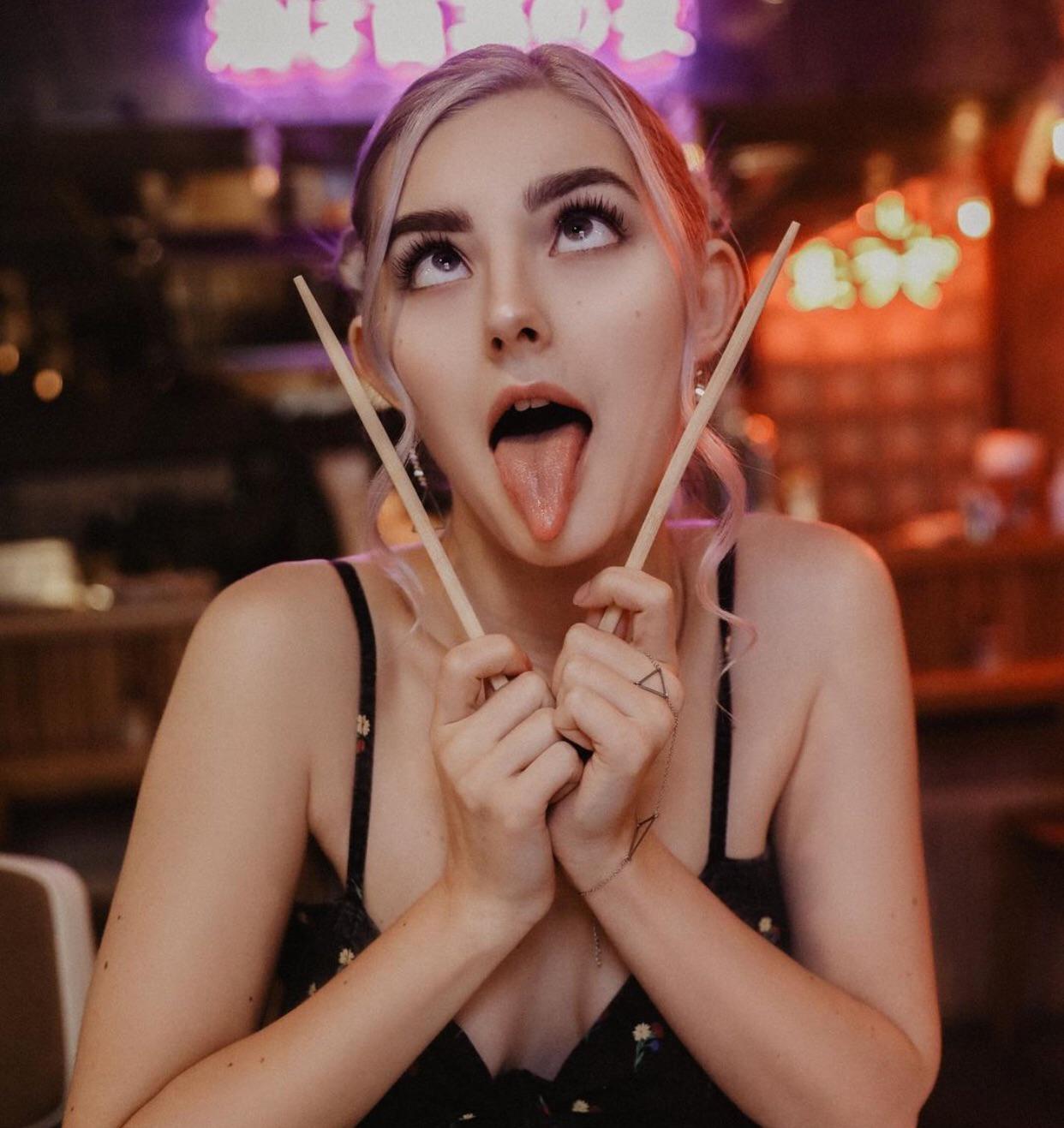 Eva Elfie | Scrolller