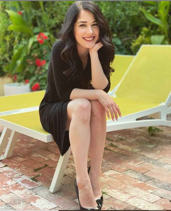 Evelyn Claire | Scrolller