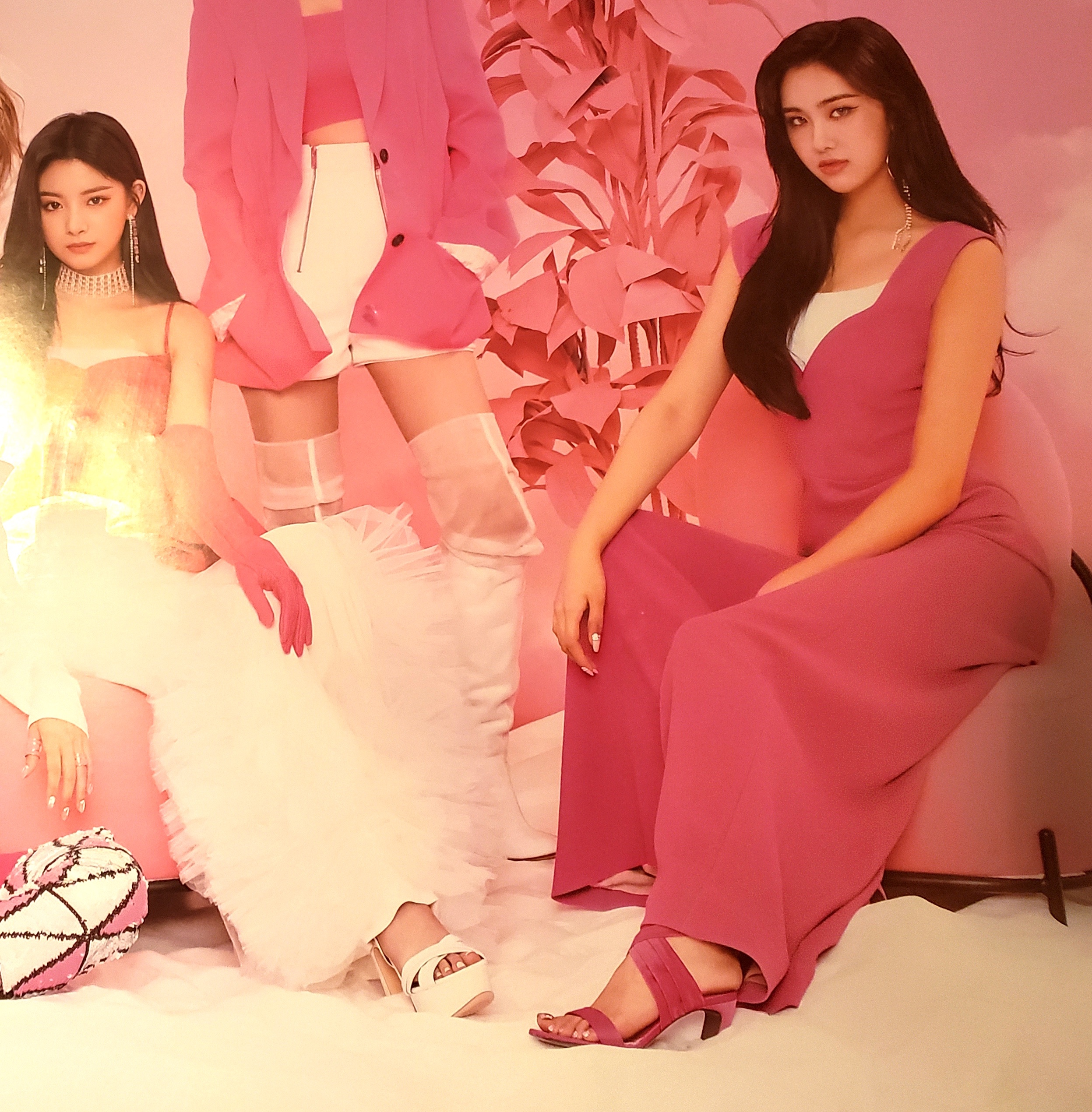 Everglow - Yiren and Aisha | Scrolller