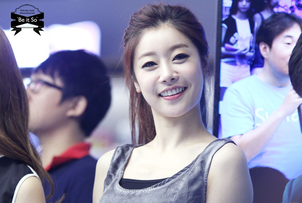 Eye contact | Scrolller