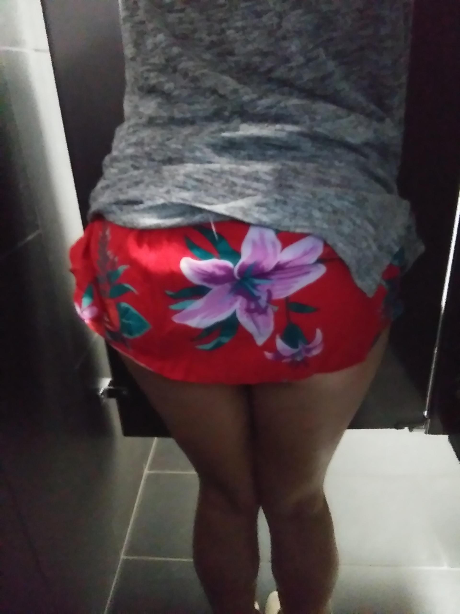 [F]eeling flirty. Pin me up against the wall 😘😜 | Scrolller