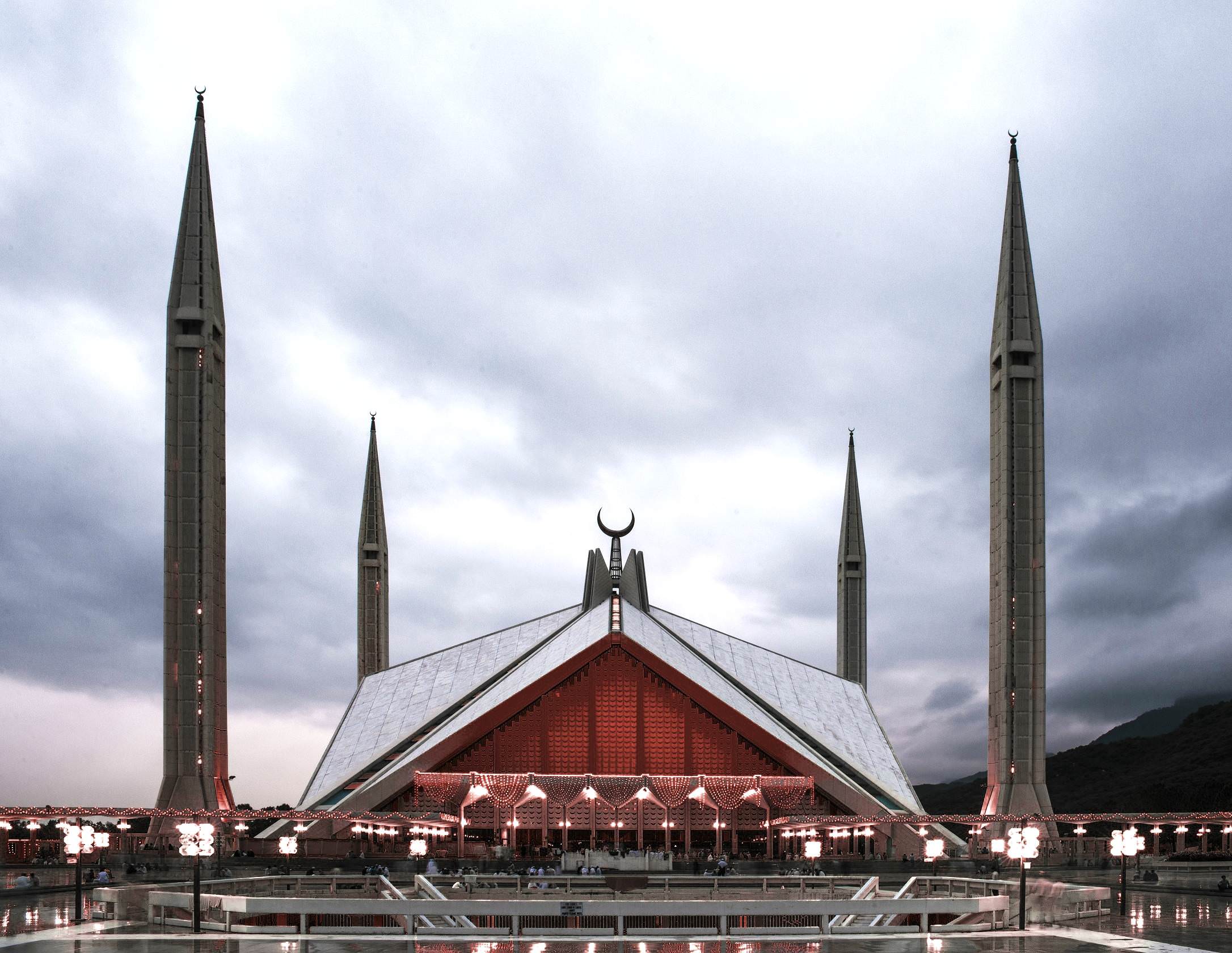 Faisal Mosque, Islamabad [x-post /r/evilbuildings][OS][2172x1680] | Scrolller