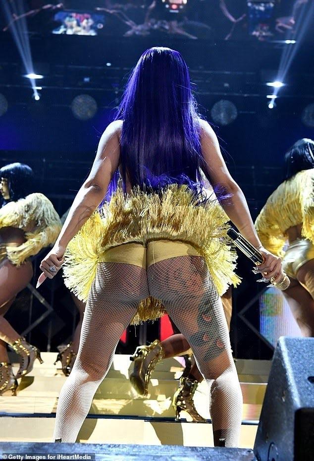 fat ass on stage | Scrolller