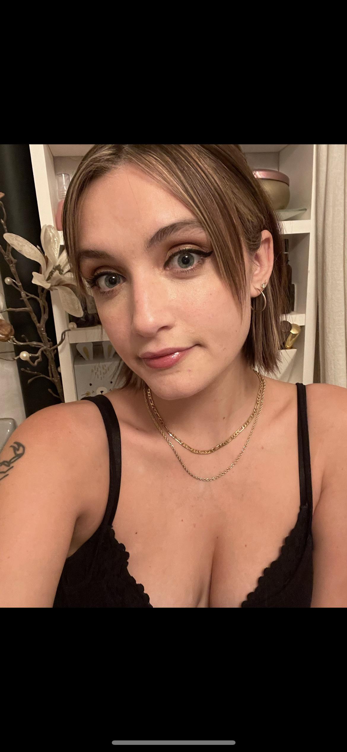 Feeling feminine F27 | Scrolller