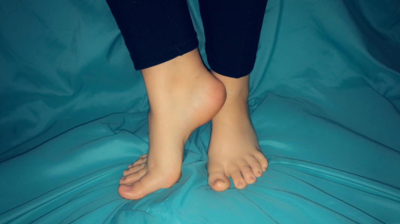 18 year old feet ready to be worshipped | Scrolller