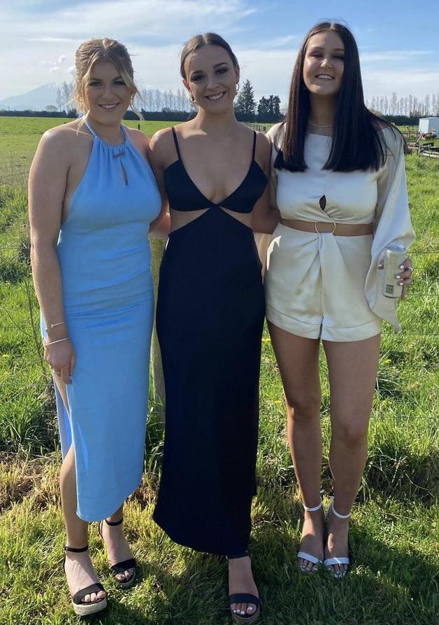 Field beauties | Scrolller