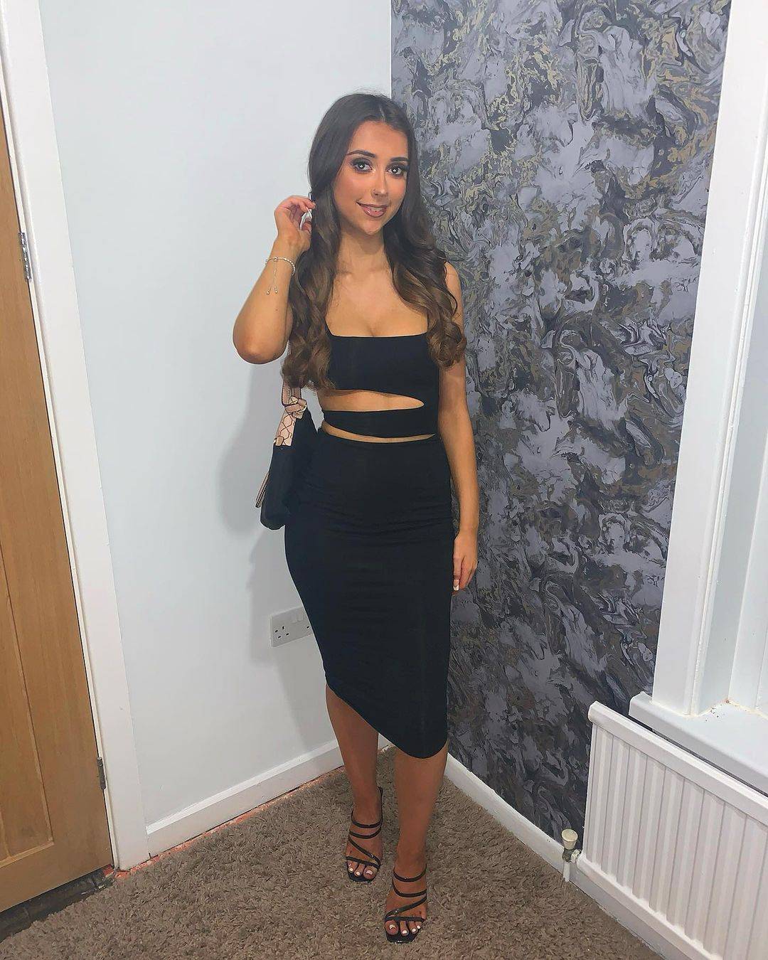 Figure hugging | Scrolller