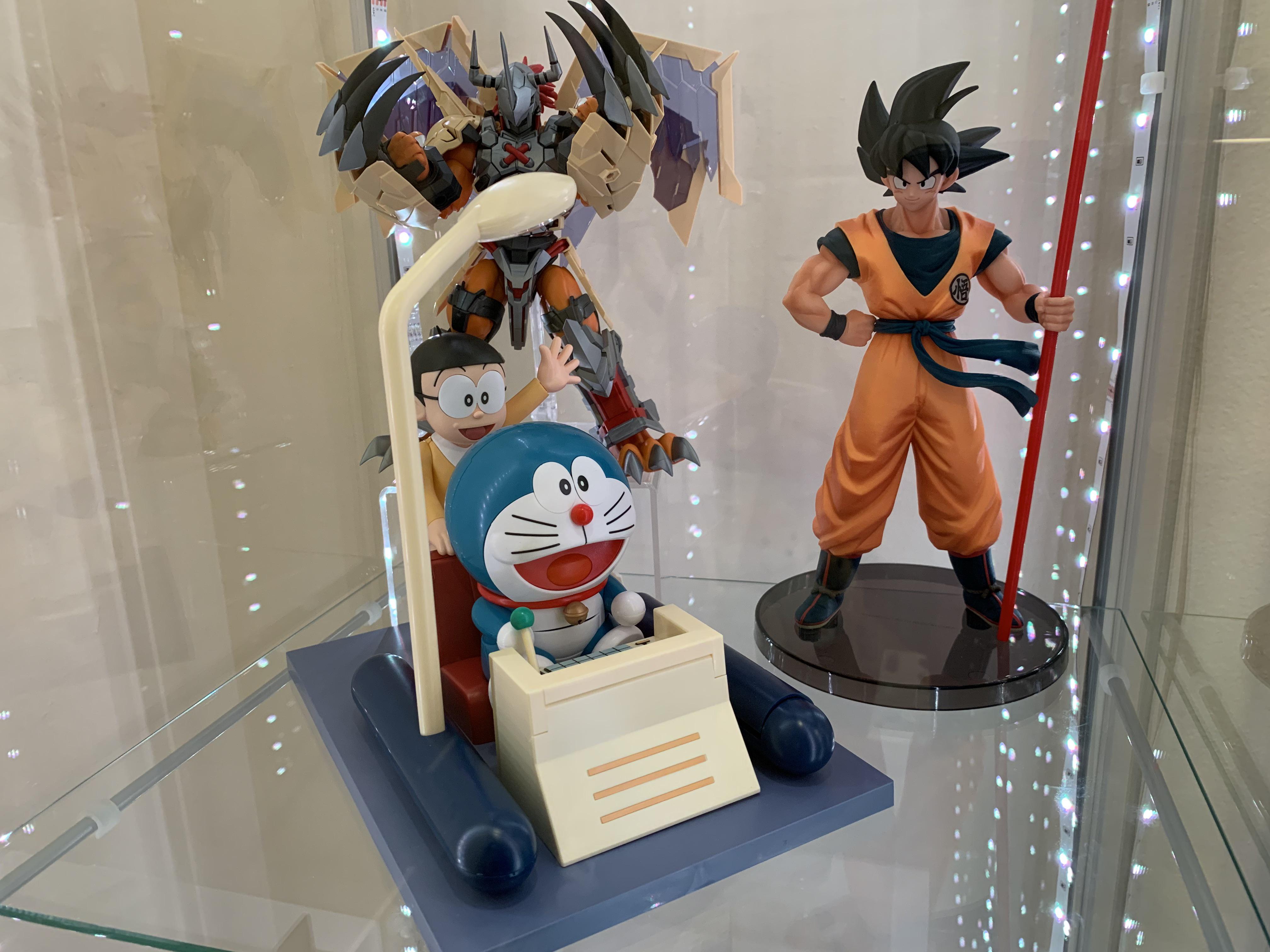 Figure-rise Mechanics Doraemon ! The doraemon had no stickers but the time machine needed them ...