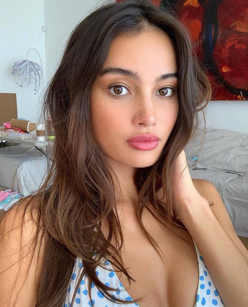 Filipina / White | Scrolller