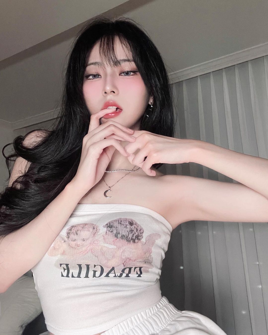 Finger bite | Scrolller