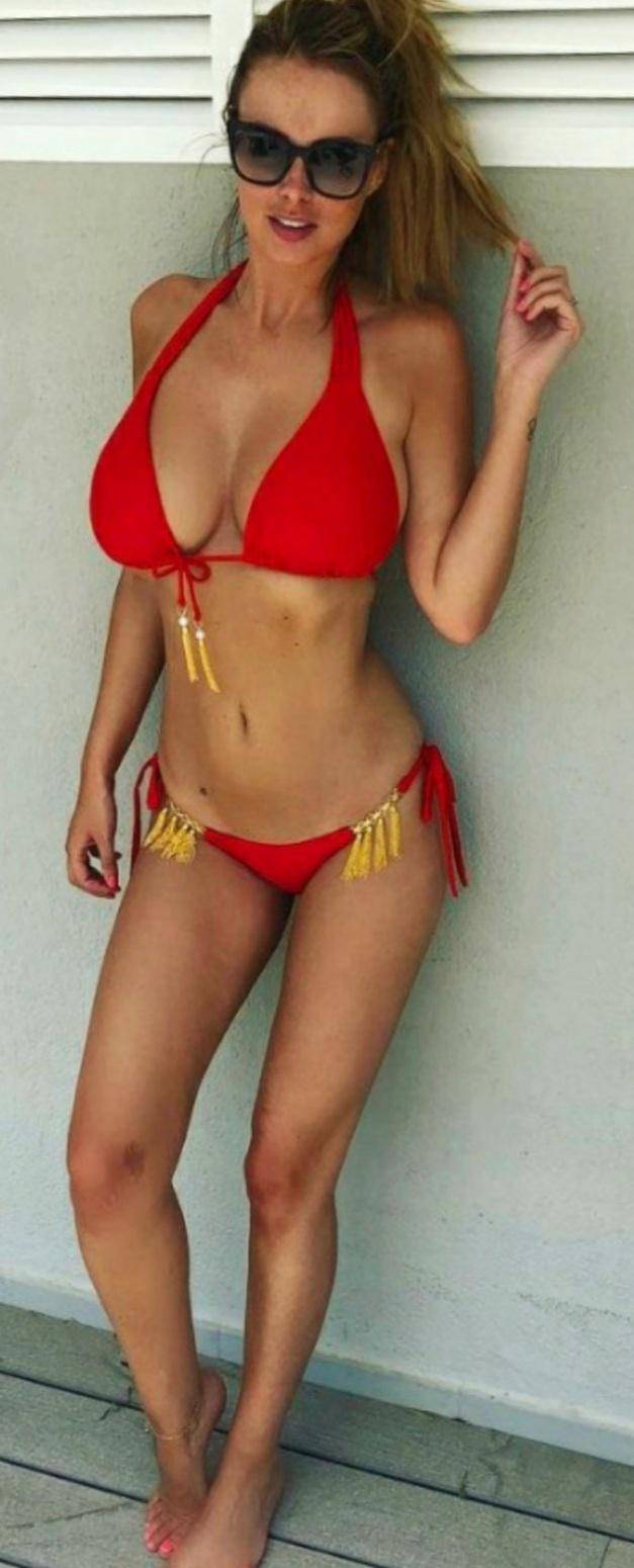 Fit bikini babe in a red 2 piece😳😳 | Scrolller