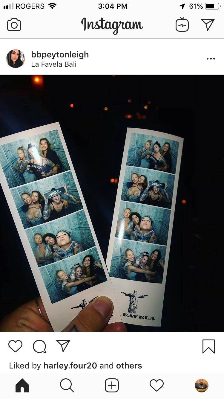 Flashin in the photobooth | Scrolller