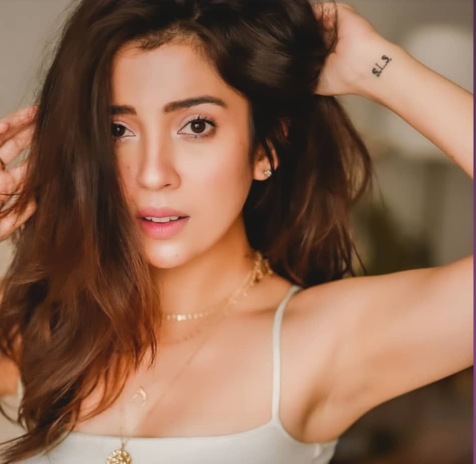 Fleshy armpit of Barkha Singh | Scrolller