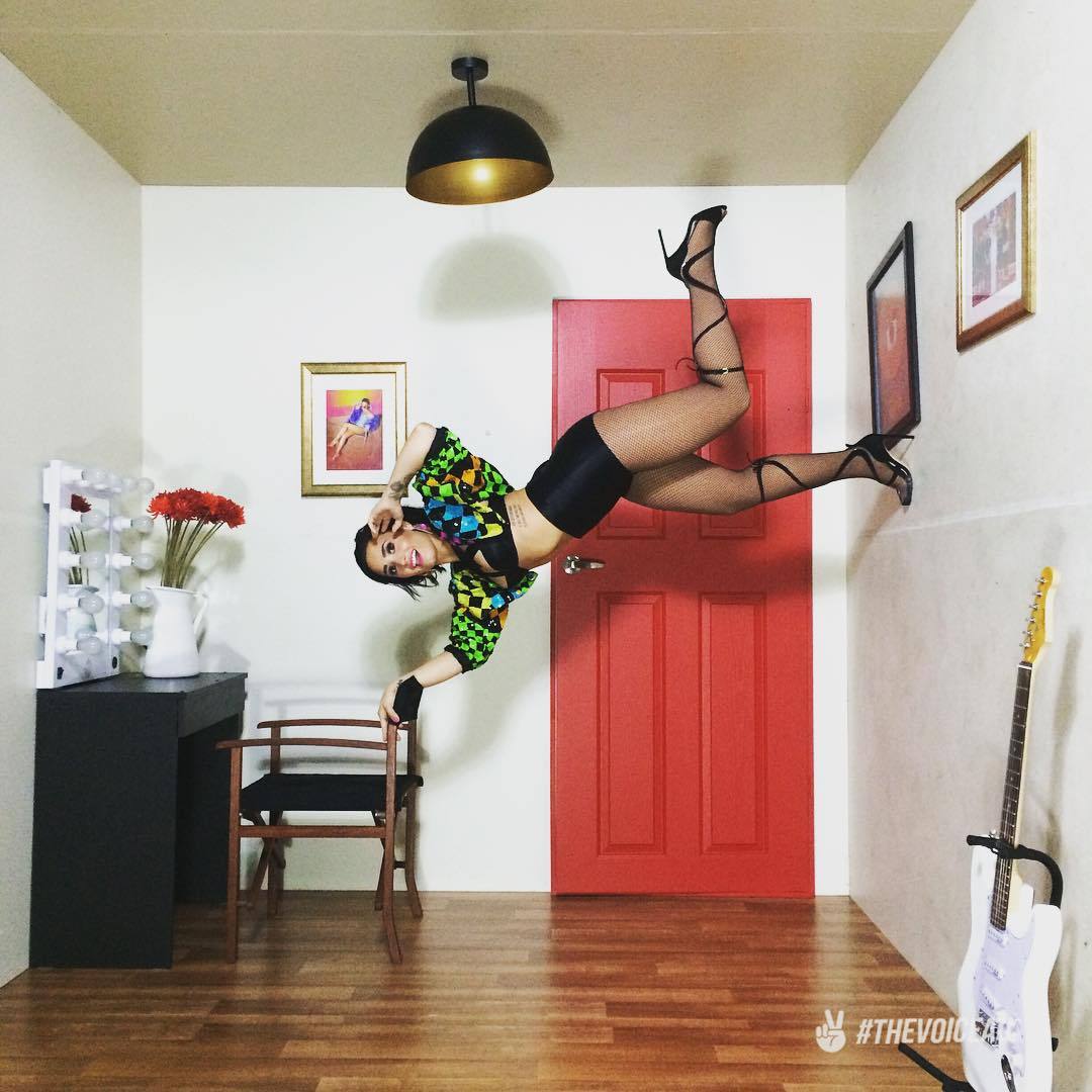 Floating | Scrolller