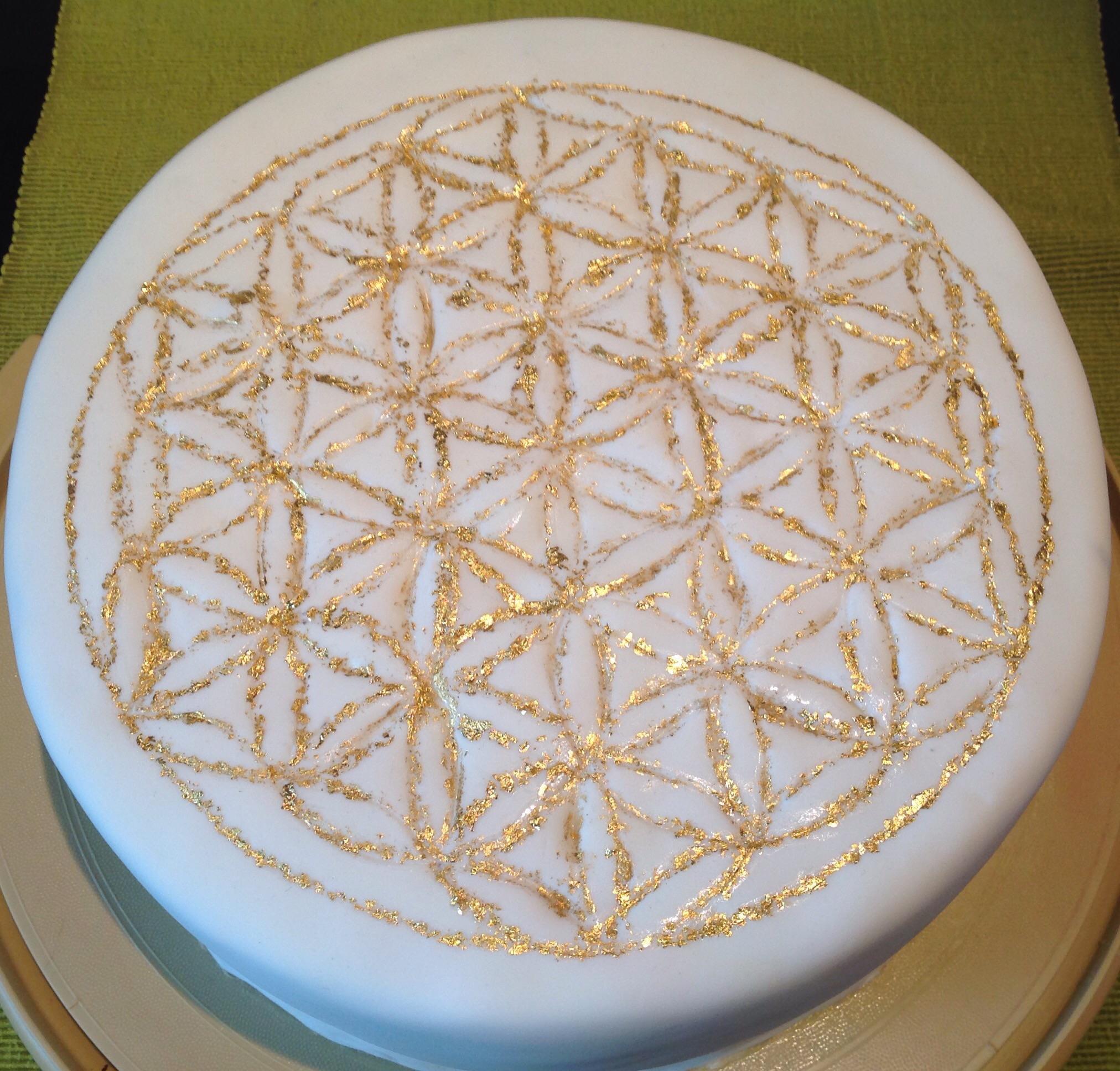 Flower of Life Cake with eatable gold [homemade] | Scrolller