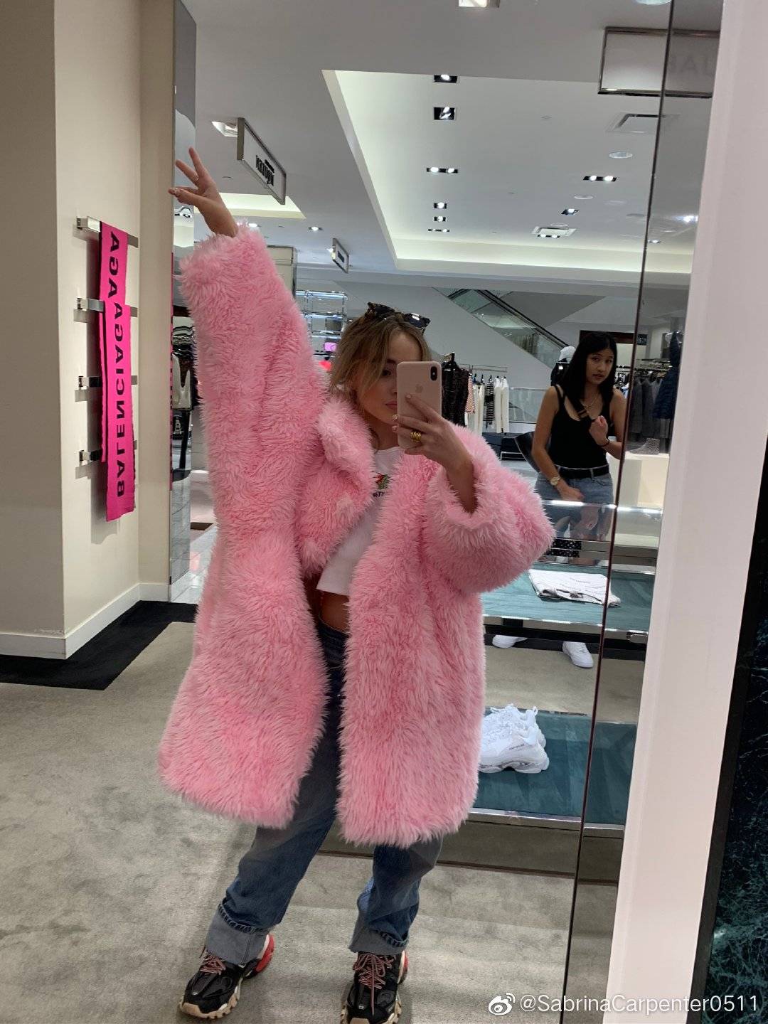 Fluffy pink coat (Weibo update) | Scrolller