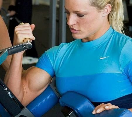 Focusing on her bicep | Scrolller