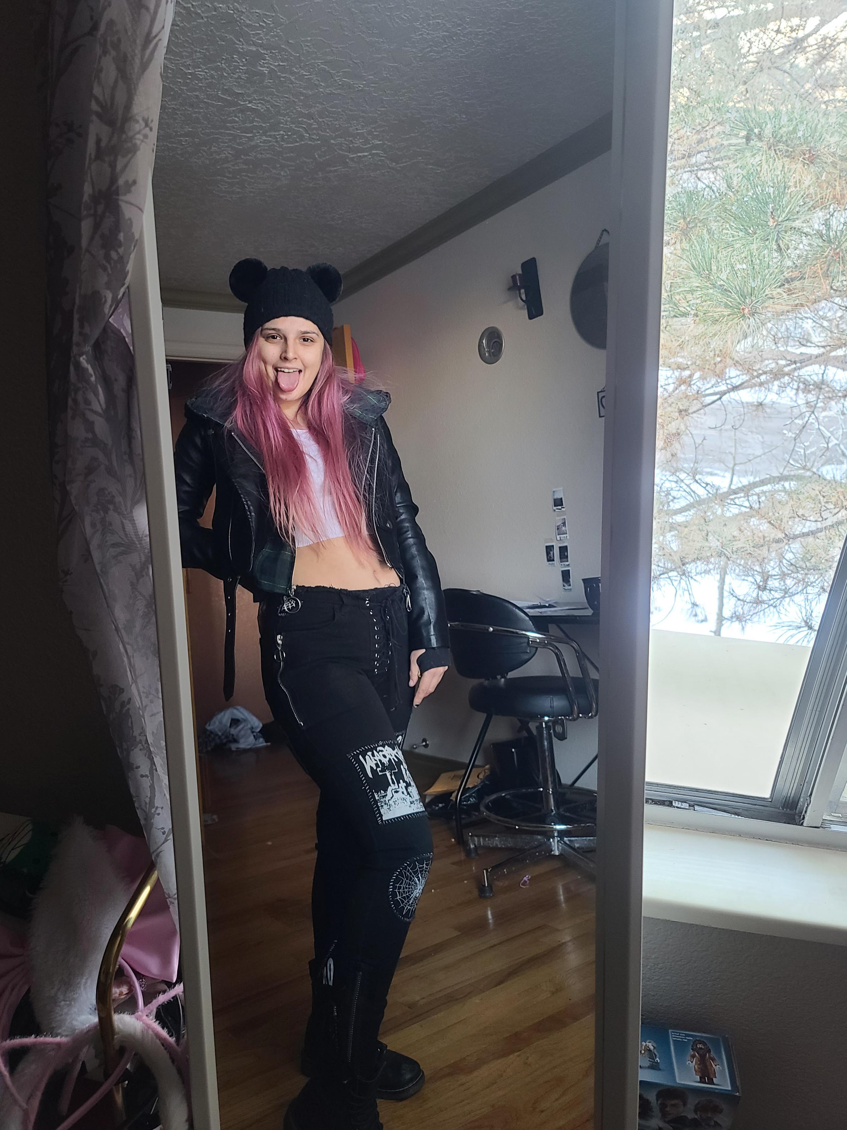 Free •cosplay• Gamer • 420 • Alt Girl Scrolller