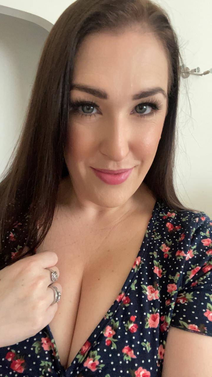 Friday funny time! What do you call a man who shaves 10 times a day? | Scrolller