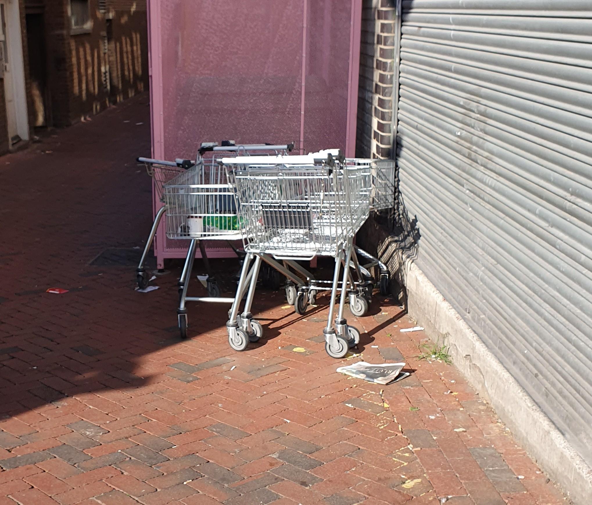 Friday morning gang bang behind the bins | Scrolller