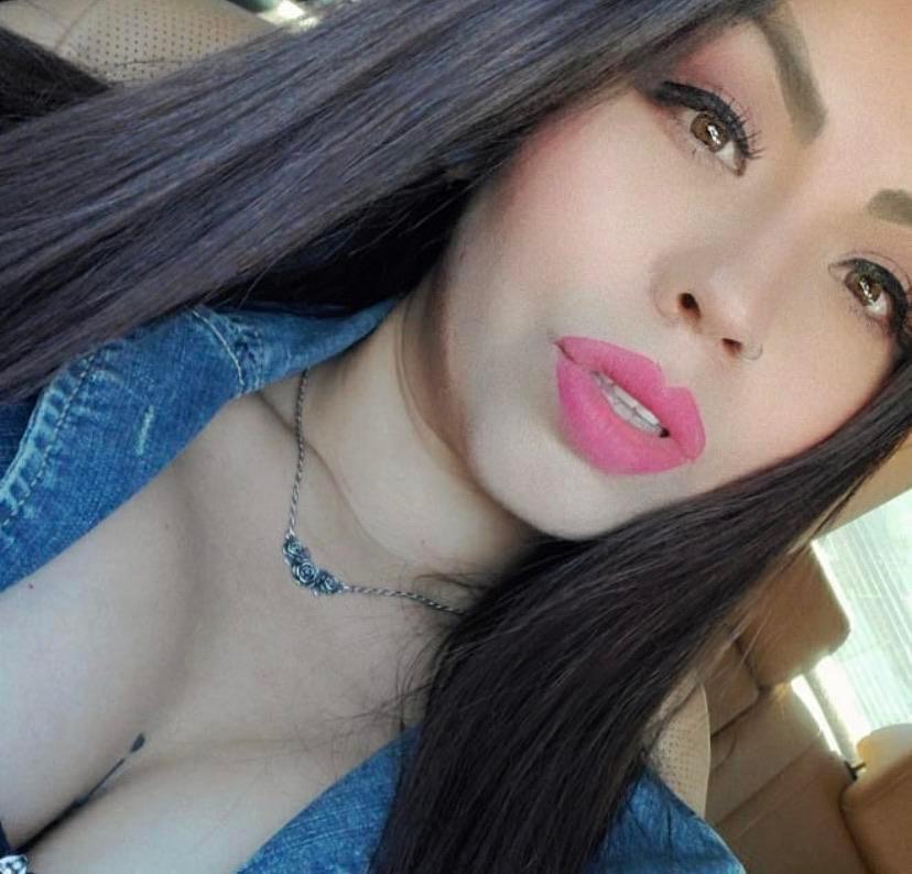 Friend’s mom looking like a bimbo here | Scrolller